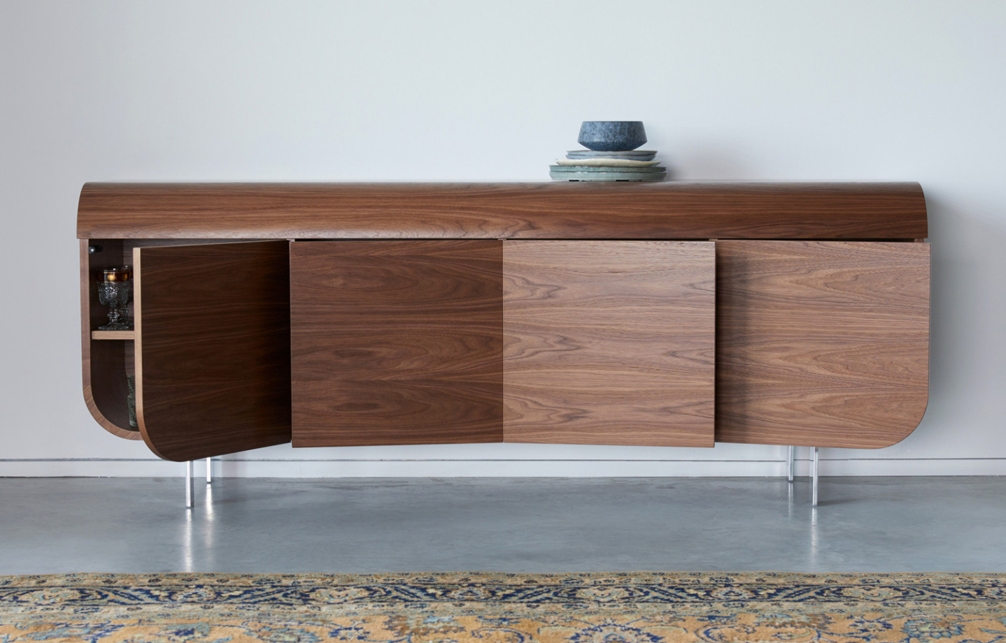 Modern dressoir in klassiek notenhout - uniek ontwerp door RKNL