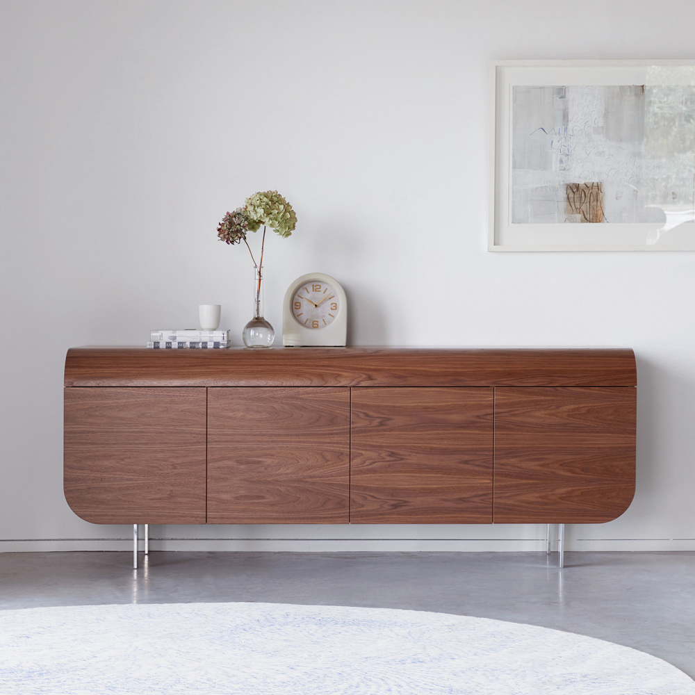 Modern dressoir in klassiek notenhout - uniek ontwerp door RKNL