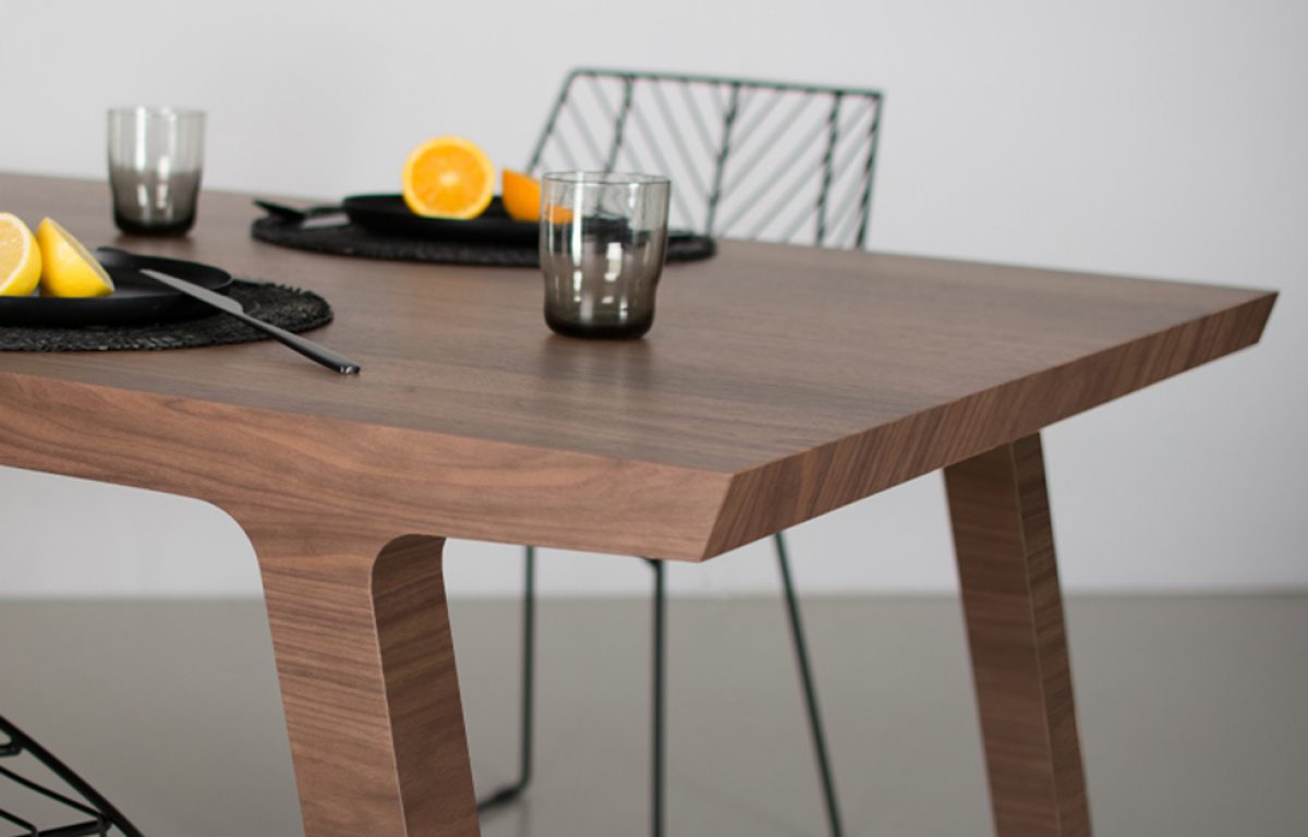 Eetkamertafel One in notenhout - ontwerp door RKNL Meubelstudio