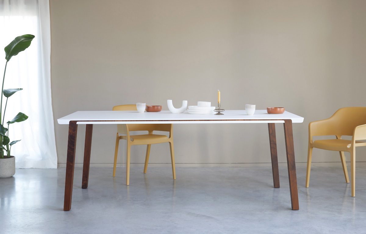 Design tafel met massief houten poten - Design by RKNL