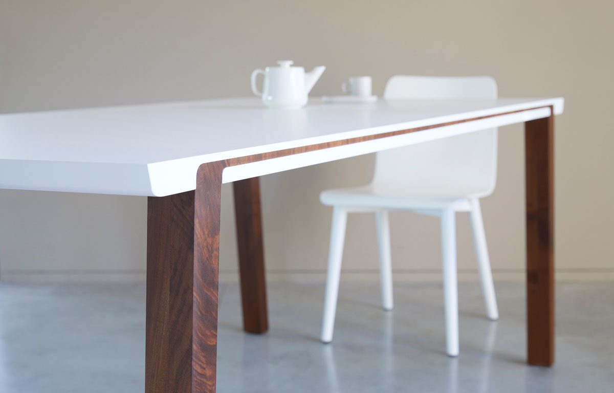 Design tafel met massief houten poten - Design by RKNL